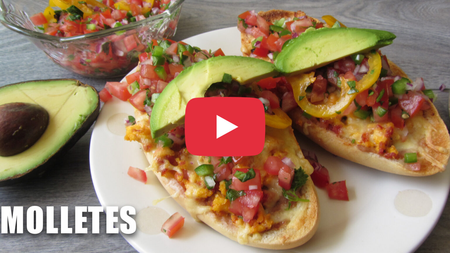 Molletes con chorizo – Gaby Cervello